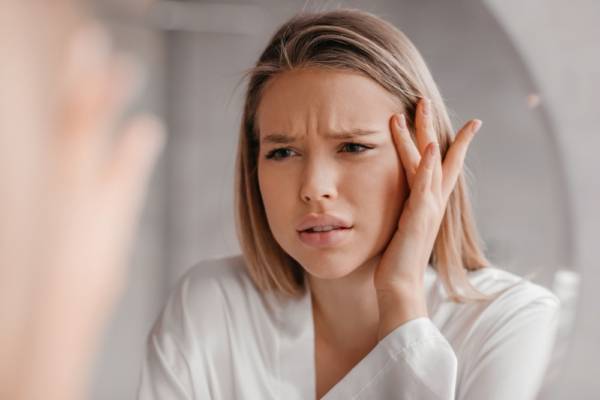 Zornesfalte: Ursachen, Behandlung & Vorbeugung - GoAesthetic